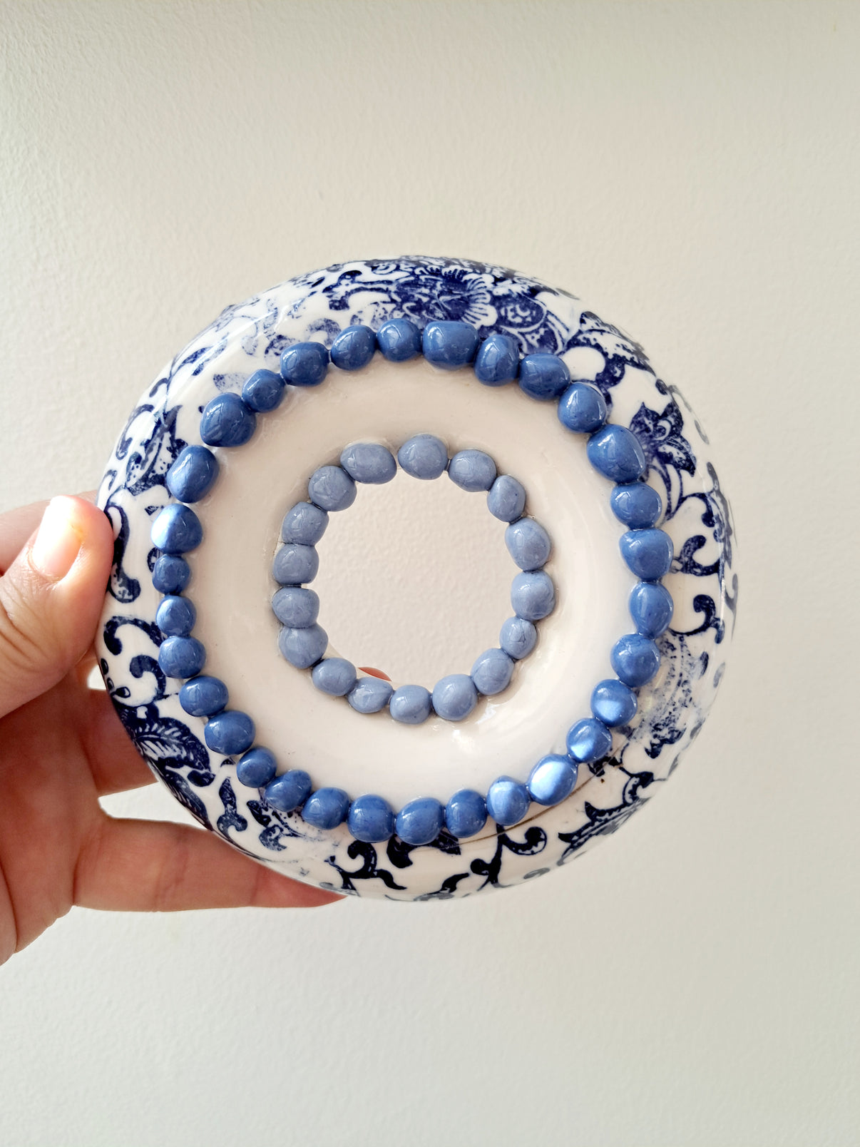 אביה- חרוזים בכחול – Limor Peleg ceramics