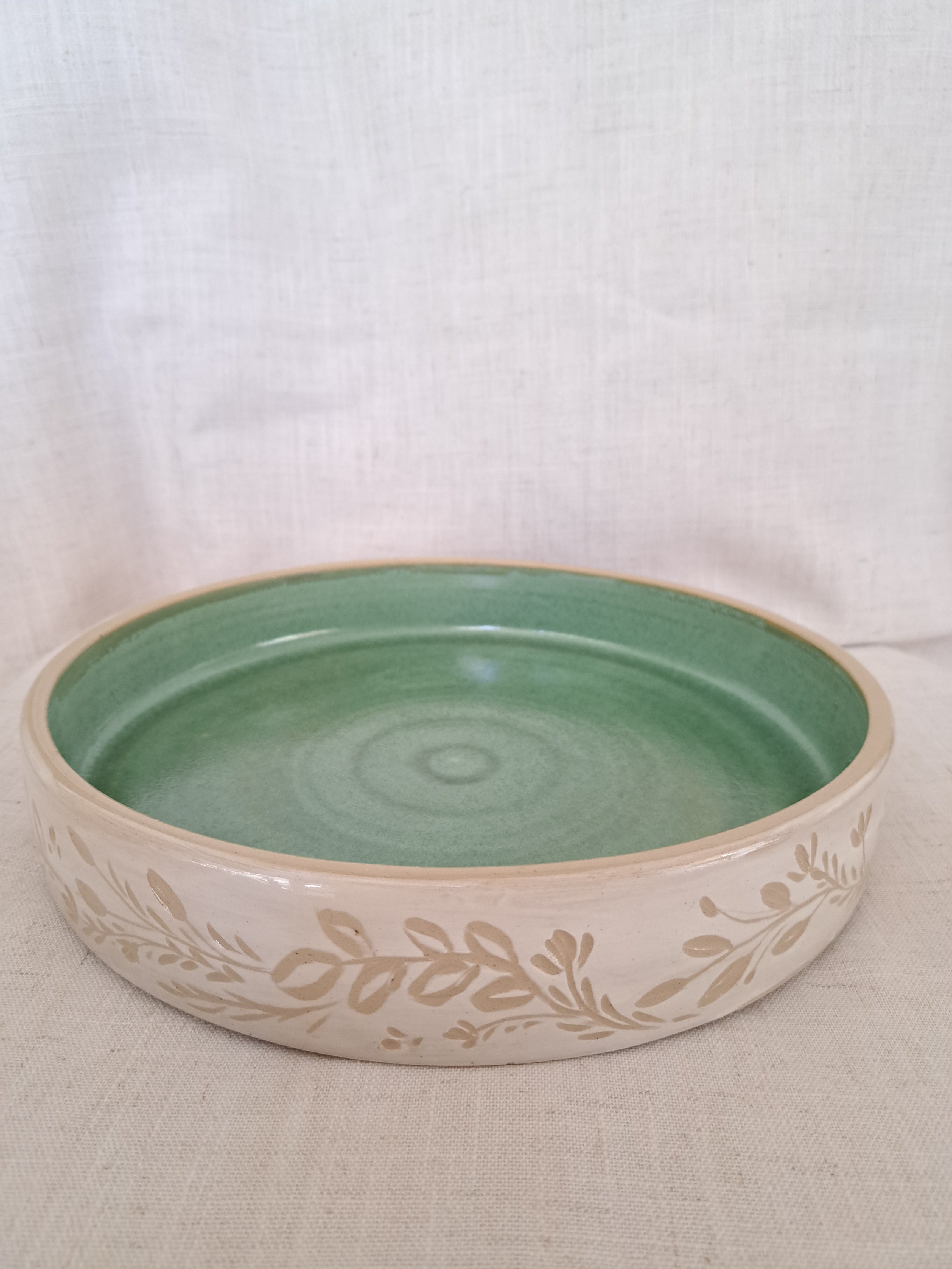 תבנית גדולה- טורקיז בחריטה בלבן – Limor Peleg ceramics