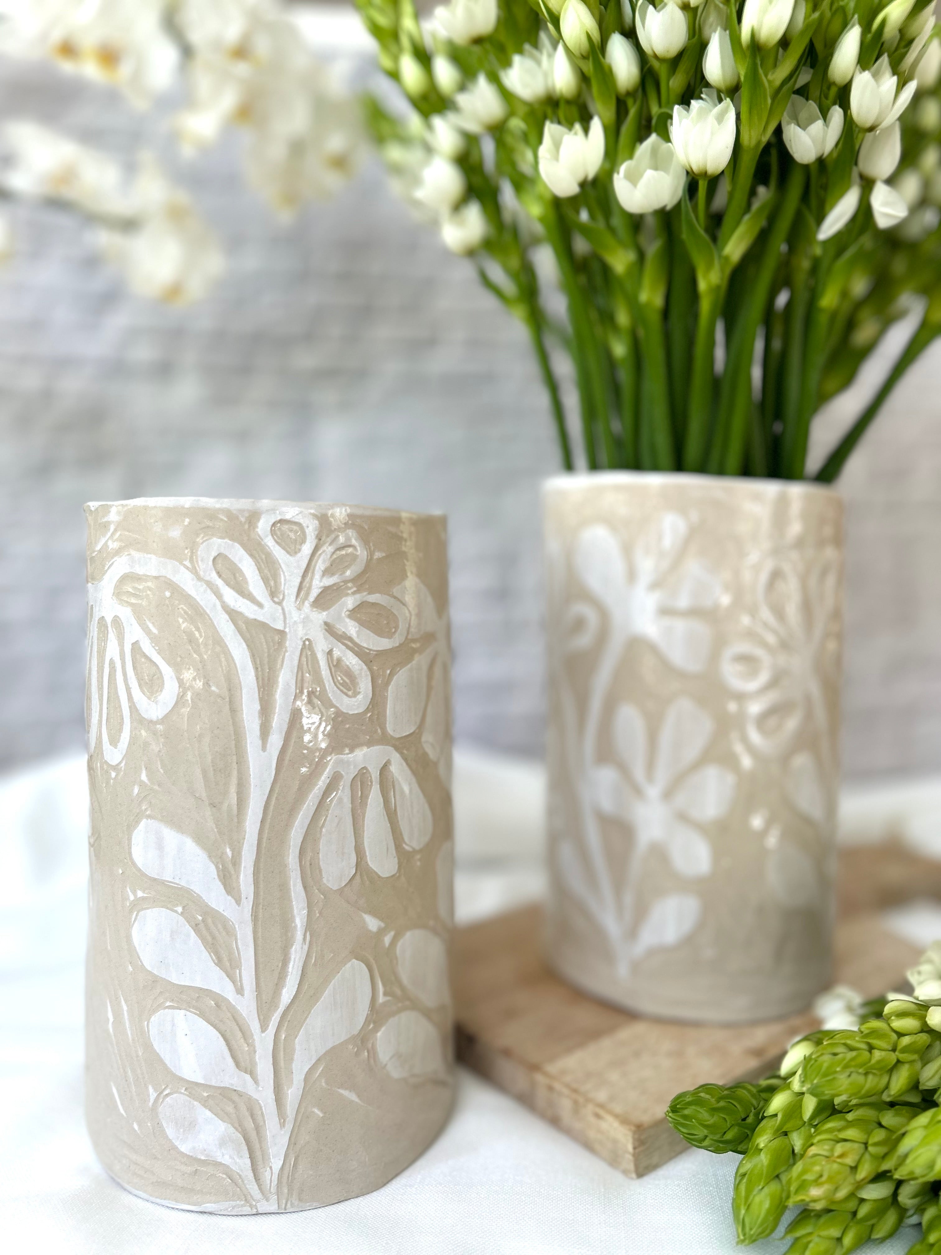 אגרטל לבן על לבן – Limor Peleg ceramics