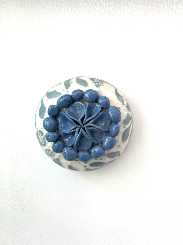 אורי- פרח קטן כחלחל – Limor Peleg ceramics