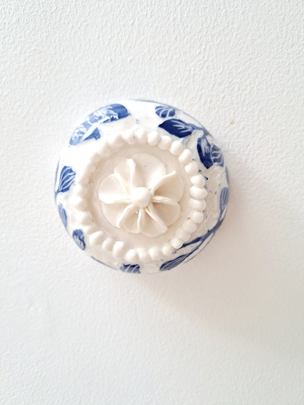 עדי- פרח לבן קטן – Limor Peleg ceramics