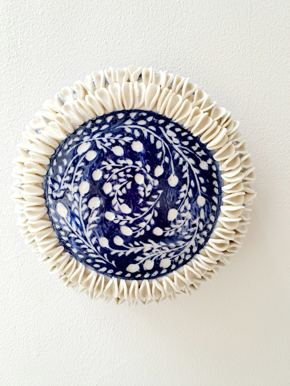 ליה- מעגל כחול שני זרים לבנים – Limor Peleg ceramics